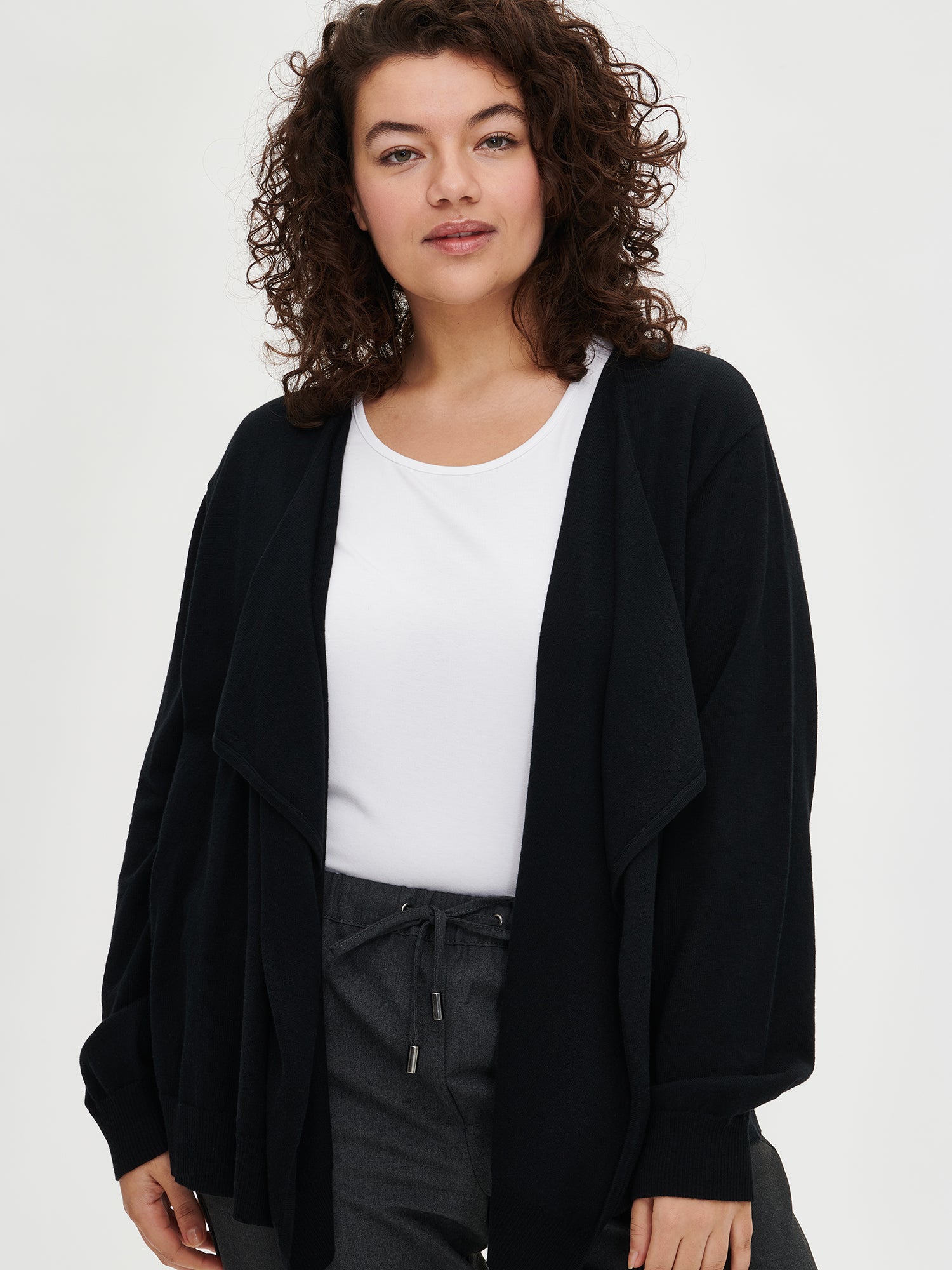 IISA naisten rento ja mukava neuletakki - musta | Nanso